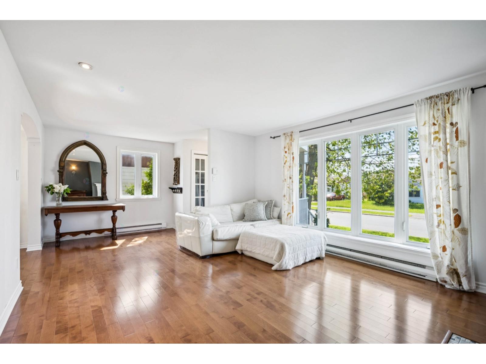 À vendre : 4435 Boul. Westley, Longueuil (Saint-Hubert), Québec J3Y2T3 ...