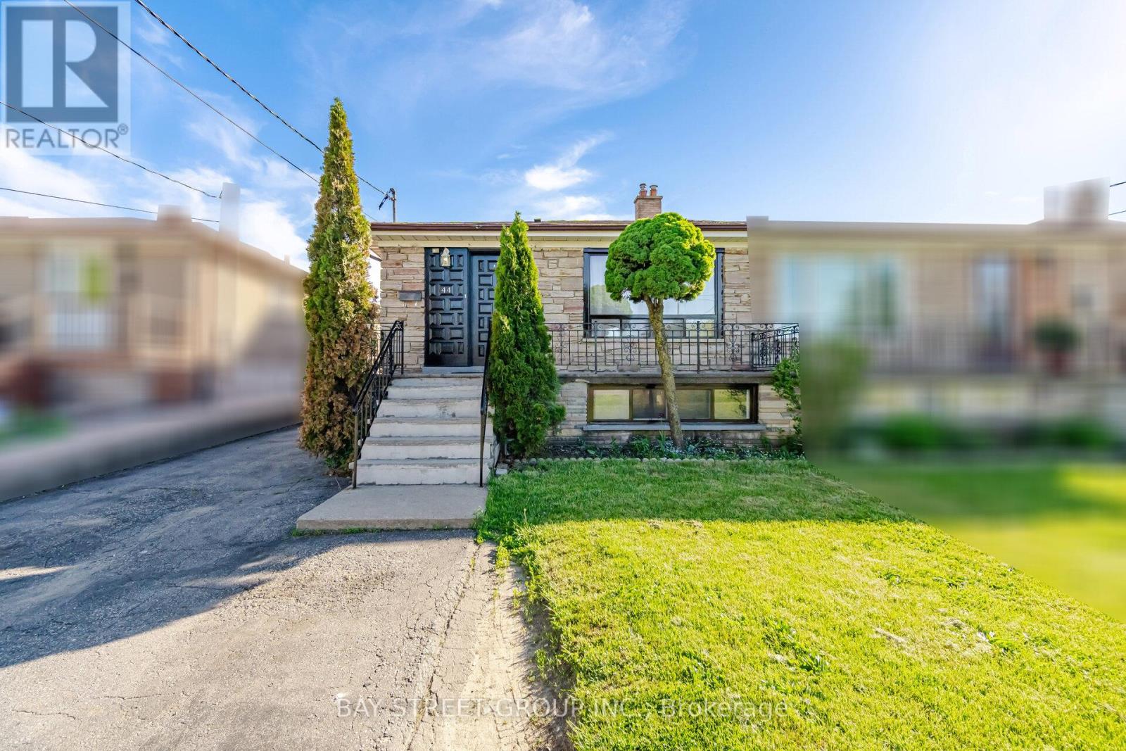 For sale: 44 DUNCANWOODS DRIVE, Toronto (Humber Summit), Ontario M9L2C4 ...