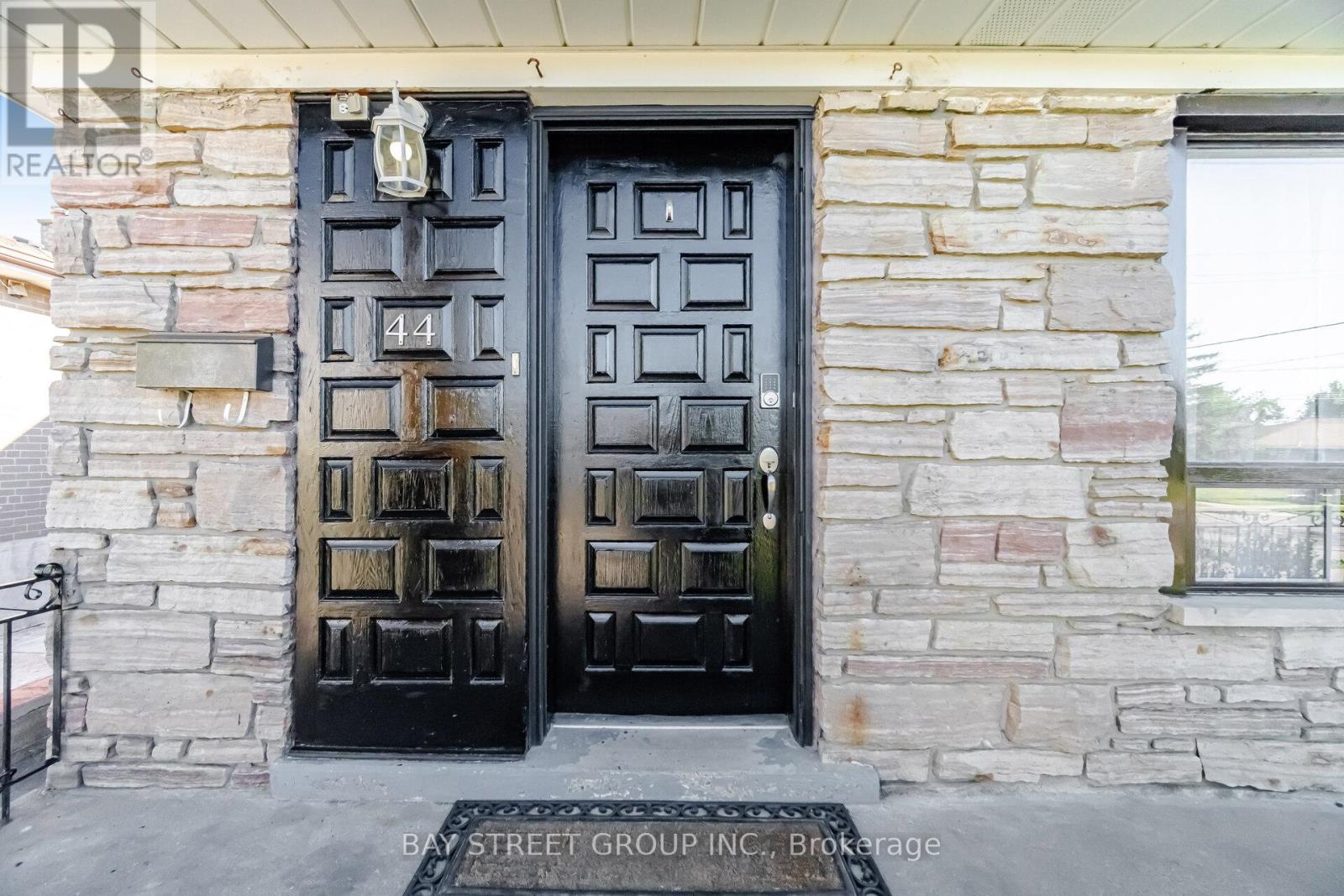 For sale: 44 DUNCANWOODS DRIVE, Toronto (Humber Summit), Ontario M9L2C4 ...
