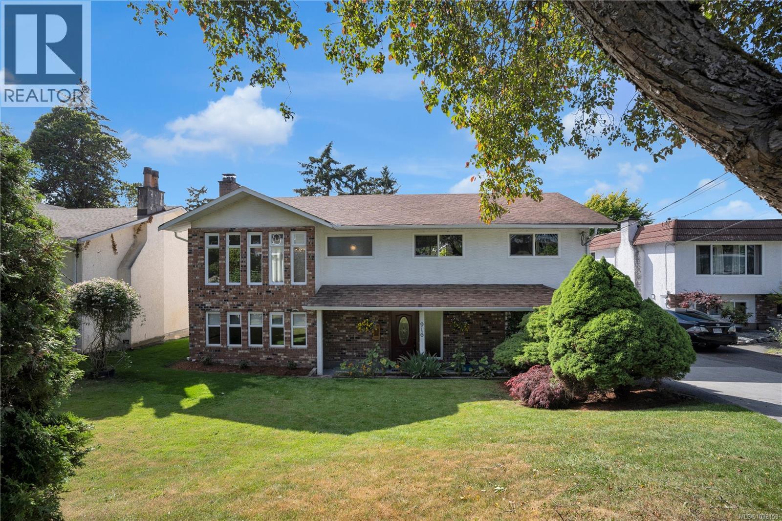 For sale: 916 Rankin Rd, Esquimalt, British Columbia V9A6V6 - 1038158 ...
