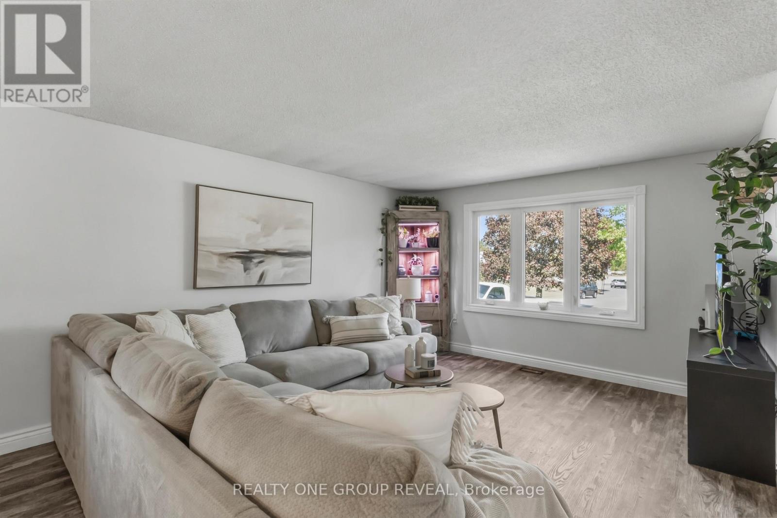For sale: 42 SINCLAIR COURT, Barrie (Sunnidale), Ontario L4N5X8 ...