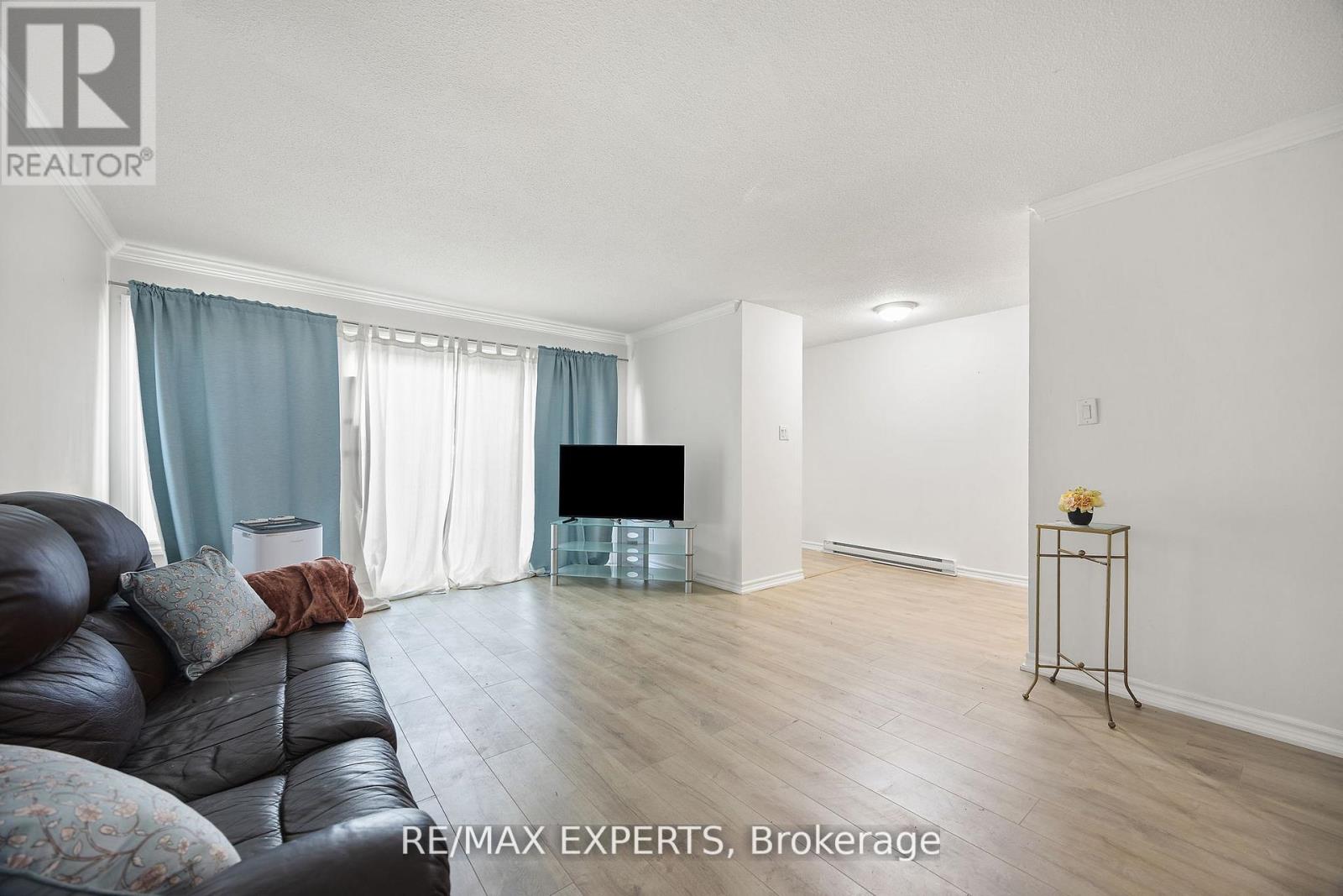 For sale: 242 MILESTONE CRESCENT, Aurora (Aurora Village), Ontario ...