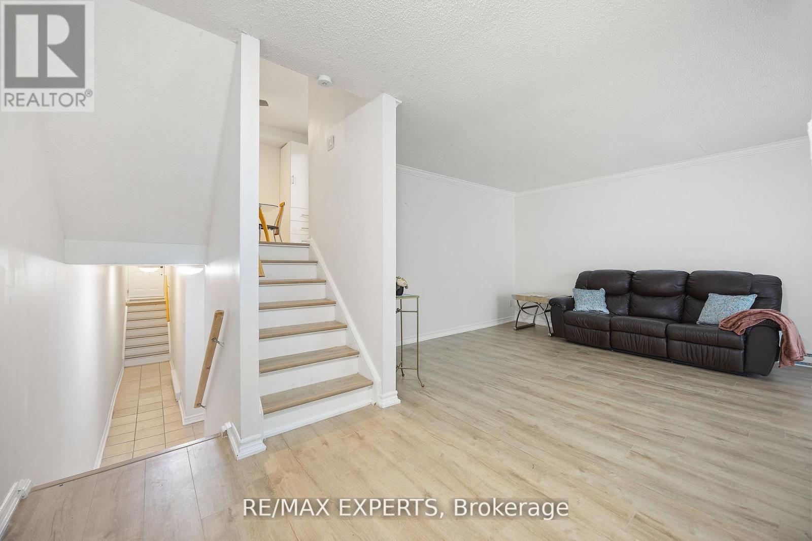 For sale: 242 MILESTONE CRESCENT, Aurora (Aurora Village), Ontario ...