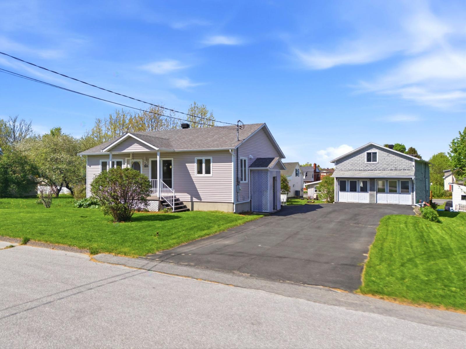 À vendre : 525 Rue Monfette, Val-des-Sources, Québec J1T3R2 - 22281682 ...