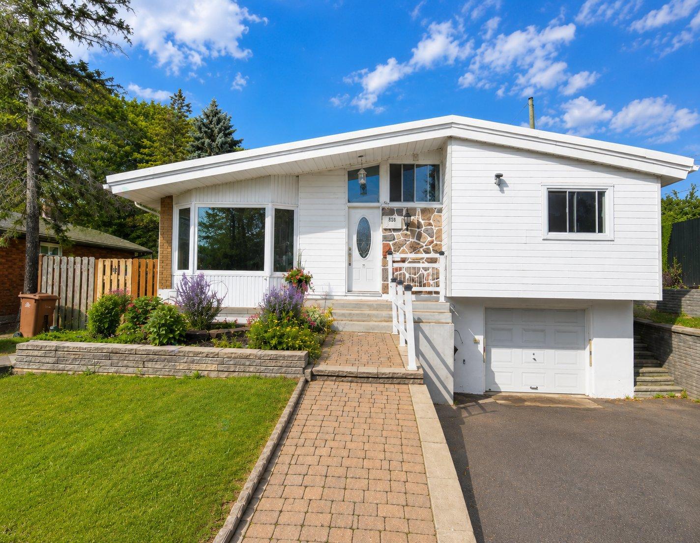 For sale: 858 Boul. de l'Hôtel-de-Ville, Laval (Sainte-Dorothée ...