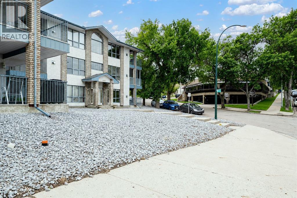 For sale: 4, 407 Macleod Trail SE, Medicine Hat, Alberta T1A8P7 ...