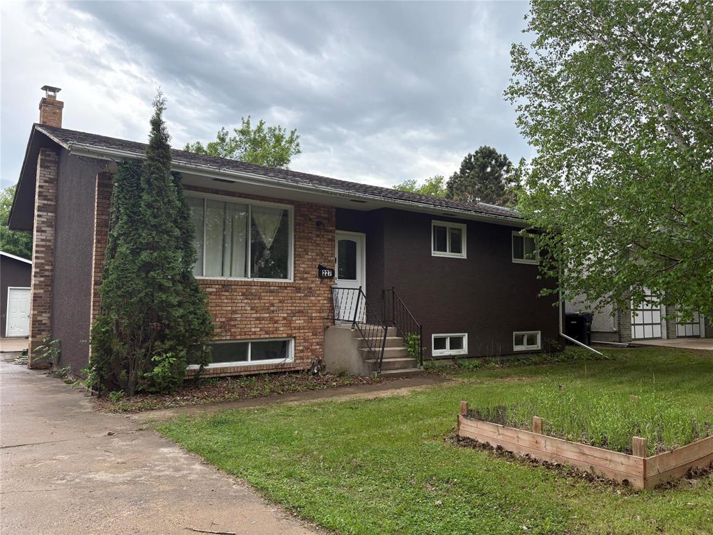 For sale: 227 Davidson Avenue E, Dauphin, Manitoba R7N2Z4 - 202613953 ...