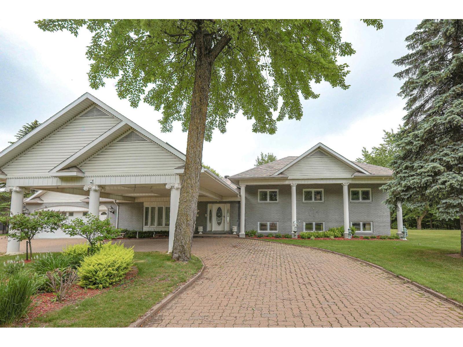 For sale: 920 Boul. St-Joseph O., Drummondville, Quebec J2E1H9 ...
