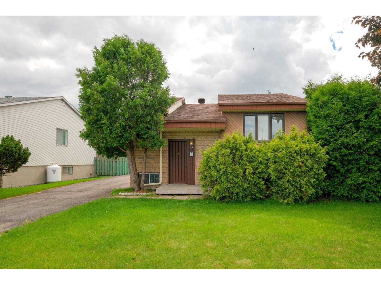 For sale: 7 Rue Côté, Saint-Constant, Quebec J5A2B3 - 12684290 | REALTOR.ca