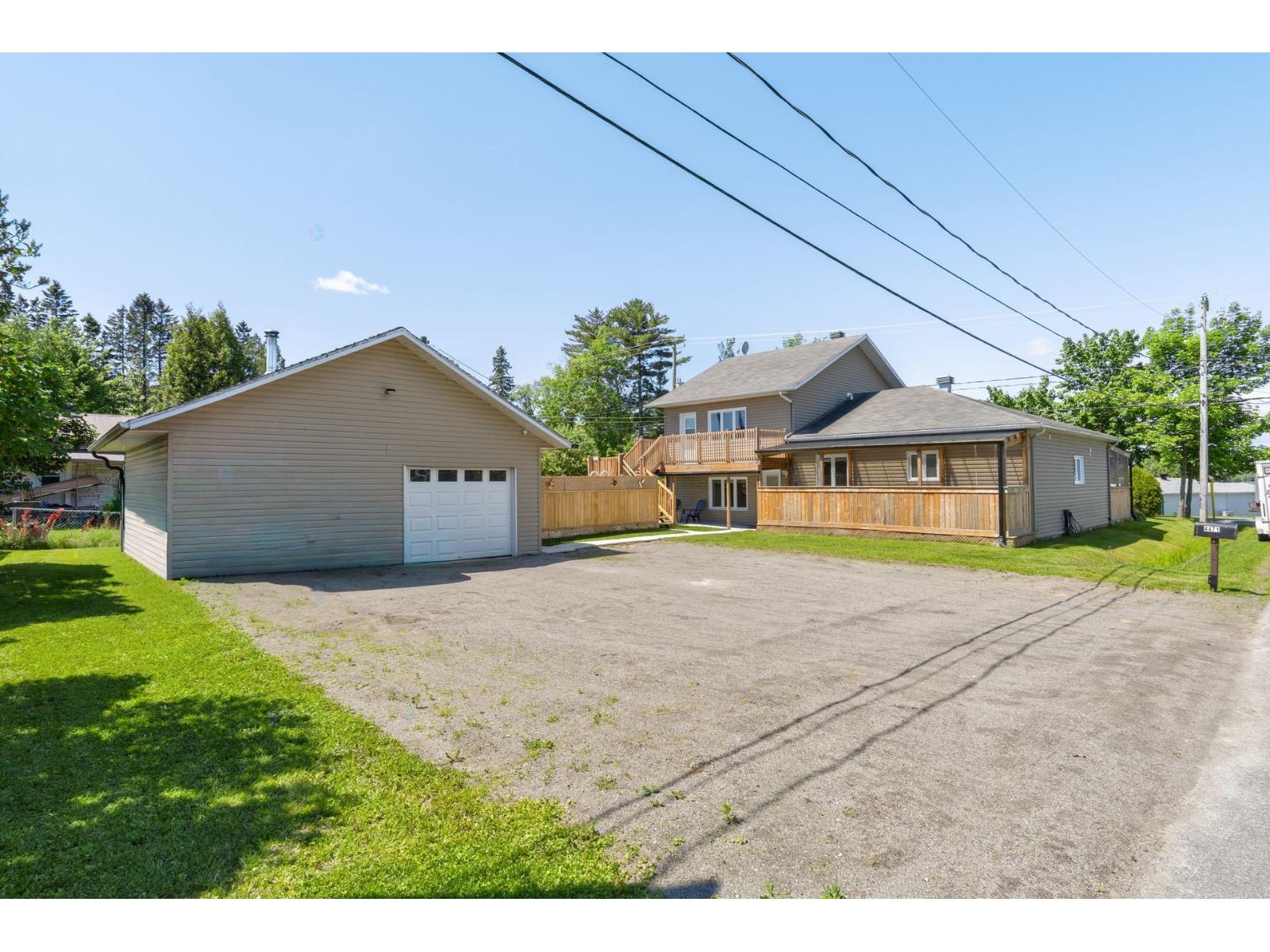 For sale: 4471 Av. du Tour-du-Lac, Shawinigan, Quebec G0X1L0 - 11908030 ...