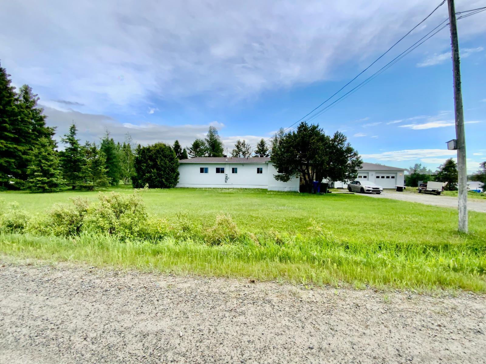 For sale: 250 5e-et-6e-Rang O., Saint-Félix-de-Dalquier, Quebec J0Y1G0 ...