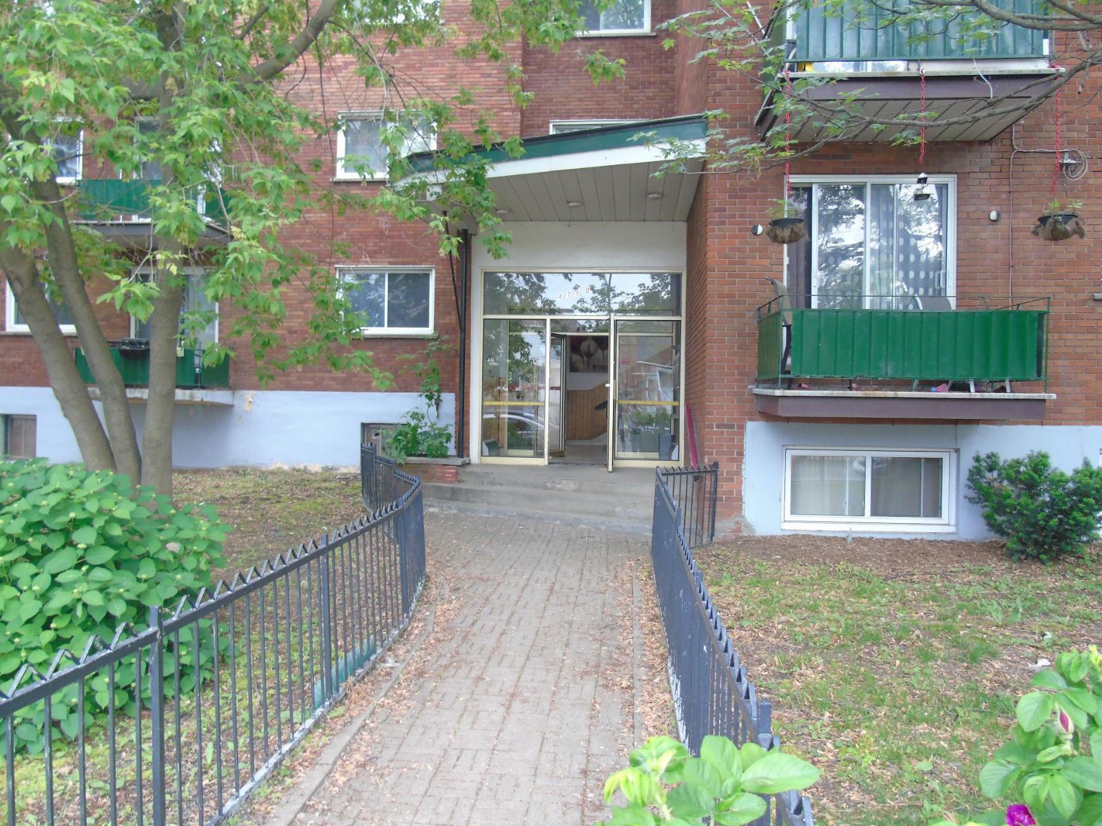 À louer : 4750 Boul. Samson, #27, Laval (Chomedey), Québec H7W2H7 ...