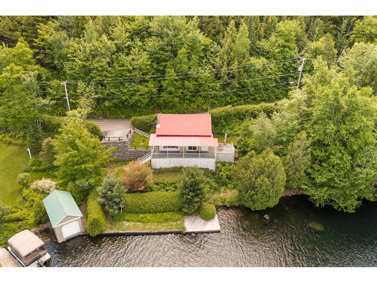 For sale: 1101 Ch. du Lac-des-Piles, Shawinigan, Quebec G9T0B4 ...